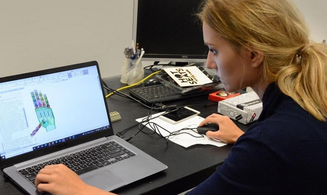 Work in progress on a modular hand prosthesis at WUT / News / Home ...